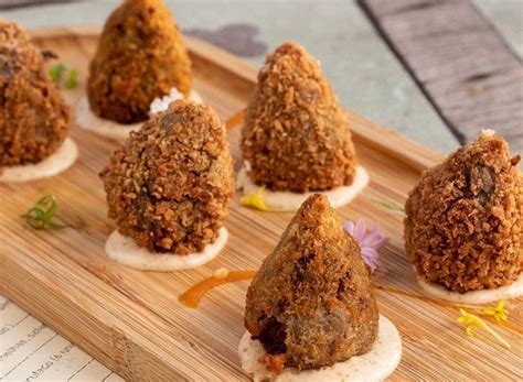 Sirva a coxinha de costela o molho de sua preferência Foto Diana