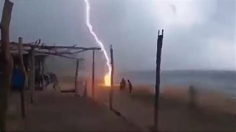 Video El Impactante Momento En El Que Un Rayo Mata A Dos Personas En