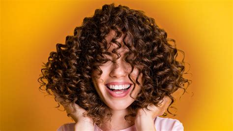 5 cortes para mujeres con pelo rizado que te harán lucir más joven este