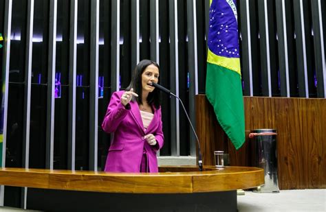 Morre aos 39 anos a deputada federal Amália Barros Aventure se no