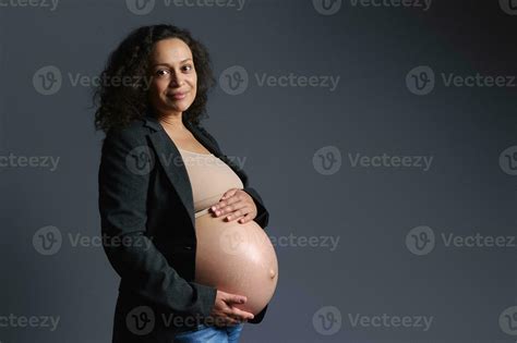 Aut Ntico Sonriente Contento Embarazada Mujer Participaci N Su Desnudo