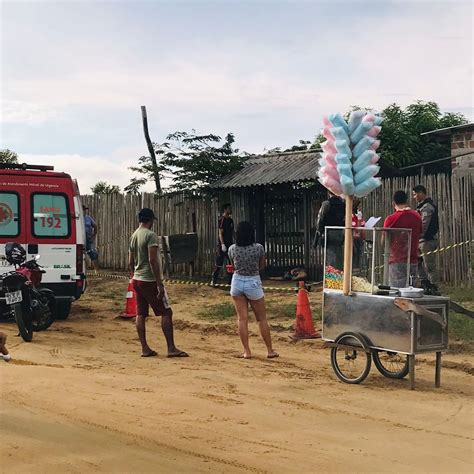Mulher é achada morta golpes de faca na entrada de casa no interior