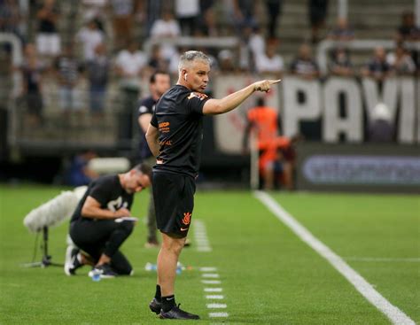Vítor Pereira explica queda de rendimento do Corinthians no segundo tempo