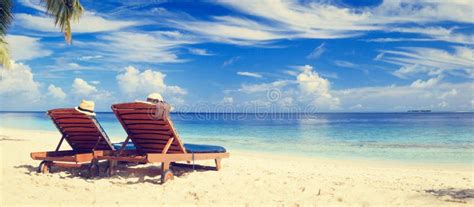 Duas Cadeiras Na Praia Tropical Da Areia Foto De Stock Imagem De