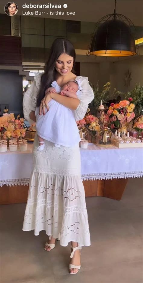Mano Walter e Débora mostram o batizado de sua bebê de 1 mês