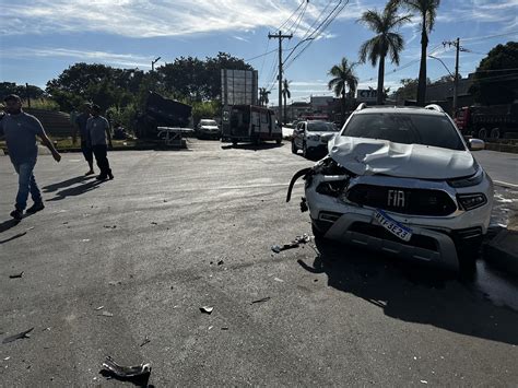 Vídeo Caminhão desgovernado causa colisões e destruição na Avenida