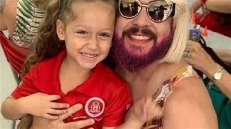 Un padre viudo se vistió como madre para acompañar a su hija al colegio