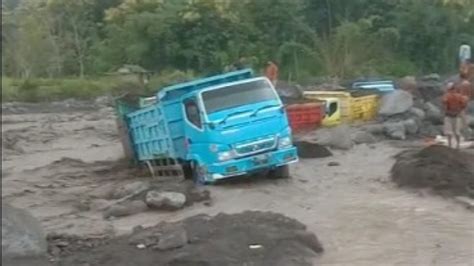 7 Truk Kembali Terjebak Banjir Lahar Dingin Gunung Semeru Lumajang 2