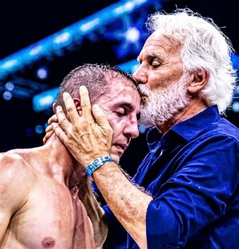 Otávio Mesquita se emociona em homenagem ao filho após vitória em luta