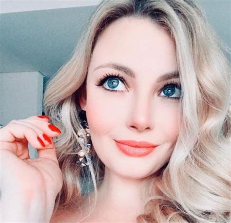 4 Potret Martha Elizabeth Pramugari Cantik Bermata Biru Dengan Bibir