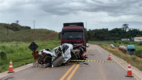 PRF confirma 3 mortos em gravíssimo acidente entre carretas e carros na