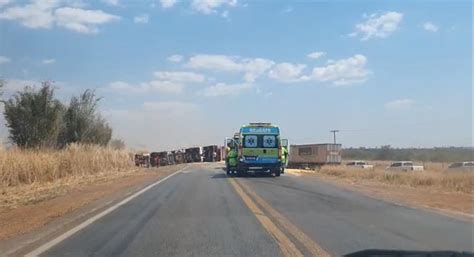 Carreta Carregada Milho Tomba Na BR 163 Em Diamantino MT Power Mix