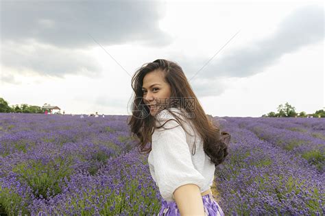 在熏衣草地上长棕色头发的中成年妇女高清图片下载 正版图片501890161 摄图网