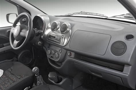 Fiat Uno Vivace 1 0 2015 mantém estética e interior inalterados CAR