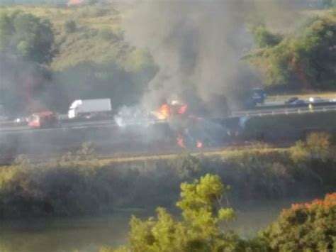 Ônibus pega fogo na Dutra JORNAL BEIRA RIO