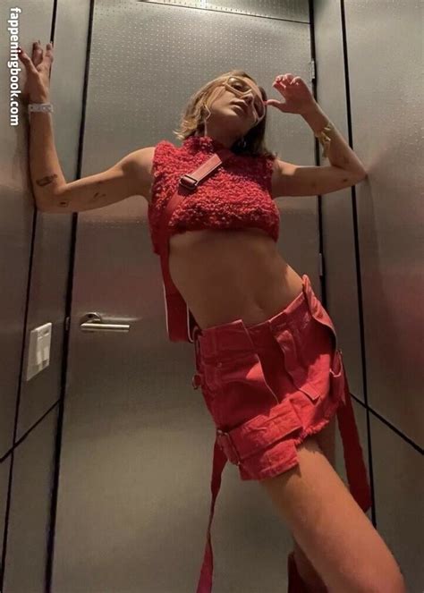 Emma Chamberlain U Nude Onlyfans Leaks The Fappening