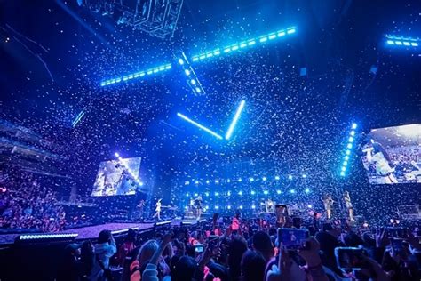 BLACKPINK ROSÉ在伦敦演唱会上失手将麦克风扔下舞台