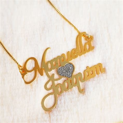 Colar 2 Nomes Personalizado 1 Coração no Meio Folheadas a Ouro