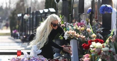 Karleuša na svoj rođendan otišla na mamin grob Ovaj detalj tjera suze