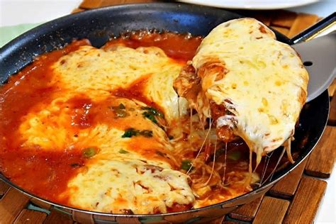 Frango à parmegiana na frigideira pronto em 10 minutos uma delícia para