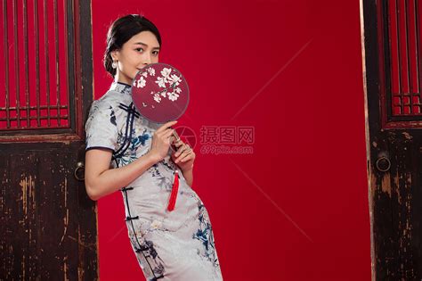 穿旗袍的青年女人拿着扇子高清图片下载 正版图片507624665 摄图网