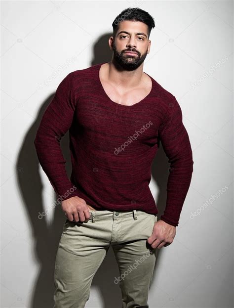 Beau musclé jeune bodybuilder montrant son muscle image libre de droit