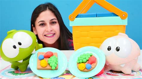 Bebek videoları Om Nom için waffle hazırlayalım Play Doh oyun hamuru