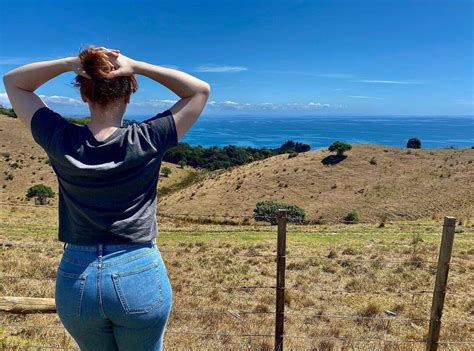 Bryce Dallas Howard Needs A Good Spanking Scrolller