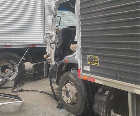 Motorista fica preso às ferragens após acidente entre caminhões na BR