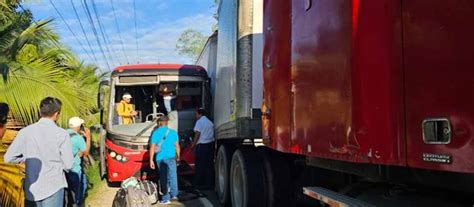 Choque entre un autobús y una rastra deja a dos pasajeros lesionados