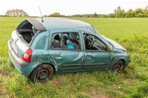 Unfall im Erzgebirge Auto überschlägt sich auf Landstraße eine