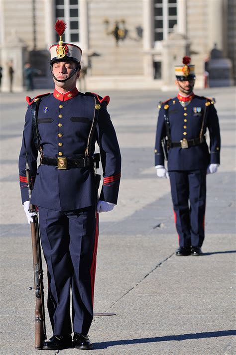 Uniformes militares españoles gala y especial relevancia en el