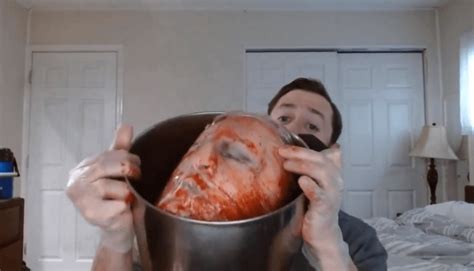 Hombre Decapita Su Padre Y Luego Muestra Su Cabeza En Live Por YouTube