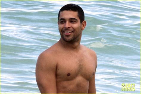 Wilmer Valderrama Shirtless In Miami Photo 2730284 Shirtless