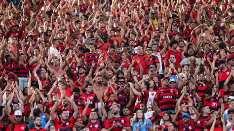 Pesquisa aponta Flamengo e Corinthians maiores torcidas do país