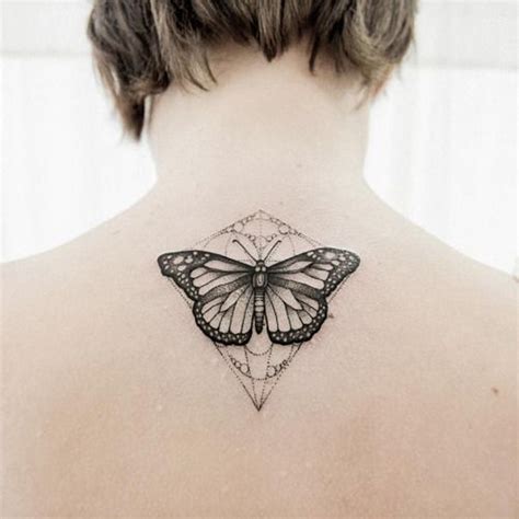 25 Tatuajes de mariposas que te harán lucir súper chic