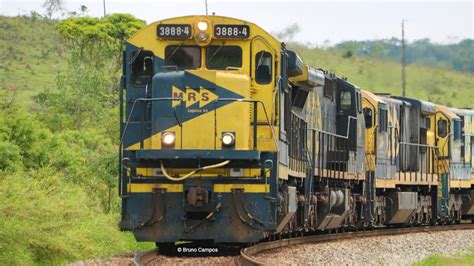 Trem De Carga Geral Levando Duas Locomotivas Para A Fila Da Morte Na
