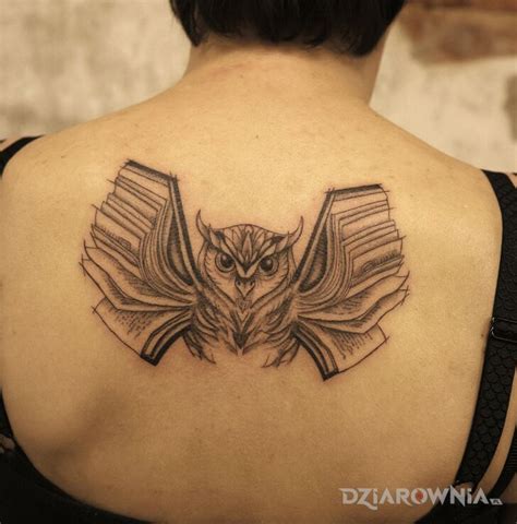 Tatuaż książkowa sówka Autor Speak In Color dziarownia pl