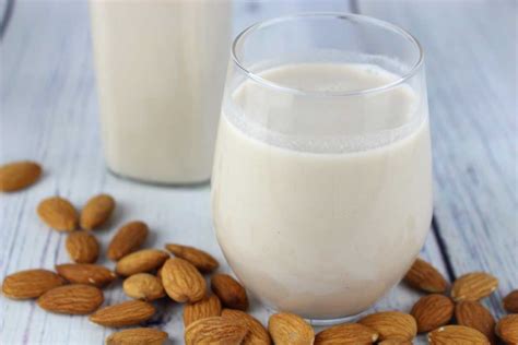 Leche de almendras Cómo hacer leche vegetal sin lactosa Recetas sin