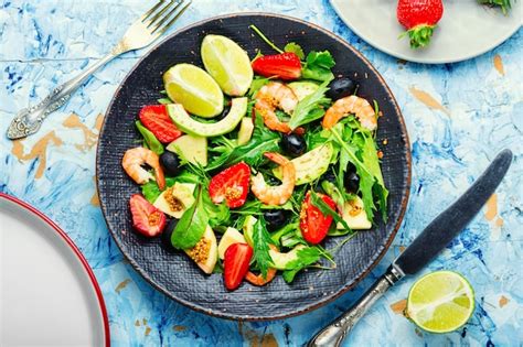 Salade D été Aux Crevettes Et Fraises Photo Premium