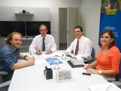Prefeito assina contratos a Caixa para recape na Vila Falcão e