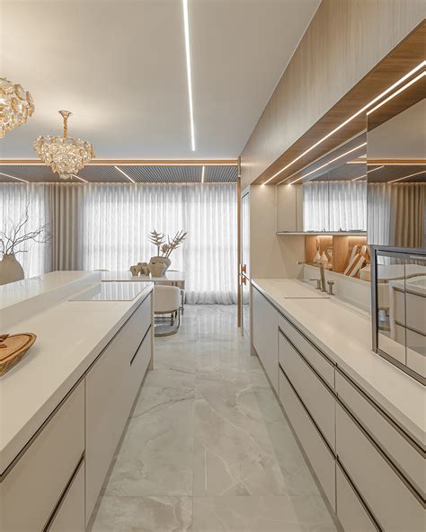 Espaço gourmet contemporâneo ilha em Ônix retroiluminada e madeira