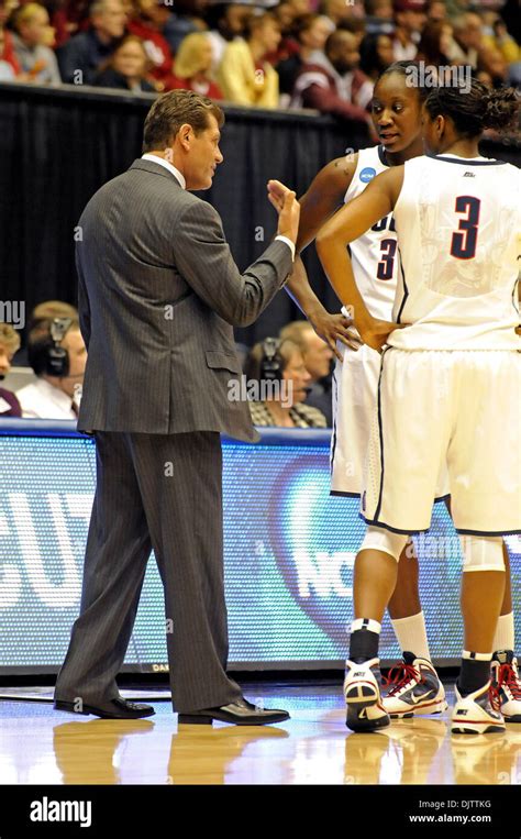 Geno Auriemma Hi Res Stock Photography And Images Alamy