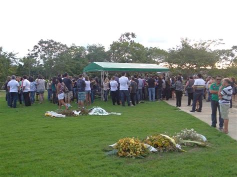 G1 Corpo de adolescente morto por amigo é enterrado sob forte comoção