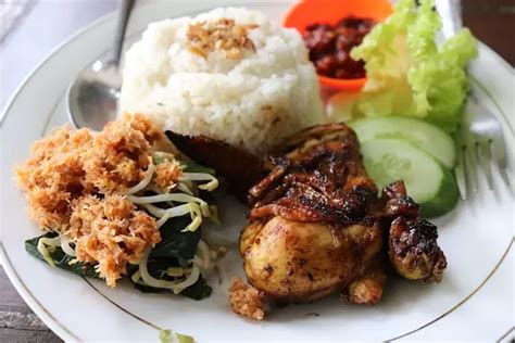 Bagaimana Ceritanya Pecel Dengan Kuah Rawon Ini 5 Warung Nasi Pecel Di