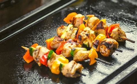 Recette de Brochettes de poulet marinées à la plancha