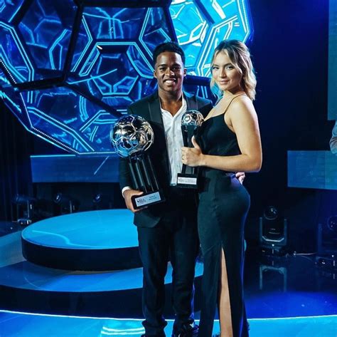 Bicampeão pelo Palmeiras Endrick surge pela 1ª vez a namorada