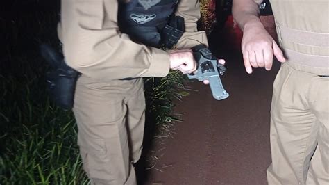 Após troca de tiros PM recupera caminhonete roubada e prende ladrão em