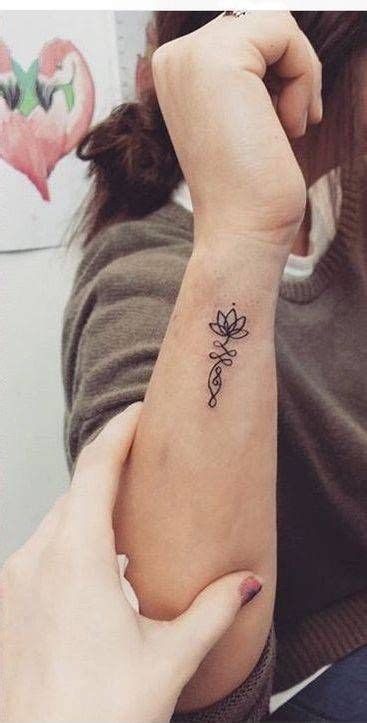 11 Fantastiche Immagini Su Tatuaggi Polso Fiore Nel 2020 Tatuaggi