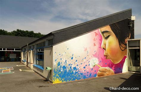 Fresque murale réalisée à la bombe aérosol dans une école
